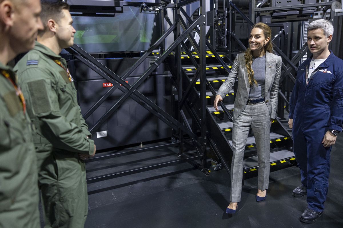 Photo : Kate Middleton visite la RAF Coningsby, dans le Lincolnshire ...