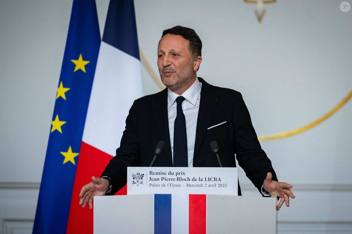 Photo : Et ce n'est bien que pour eux qu'Arthur parvient à décrocher de son travail. L'animateur ...