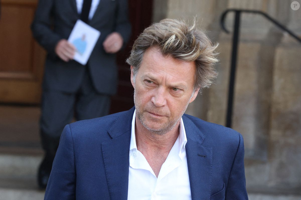 Photo : Laurent Delahousse - Sorties des obsèques de Philippe Labro en ...