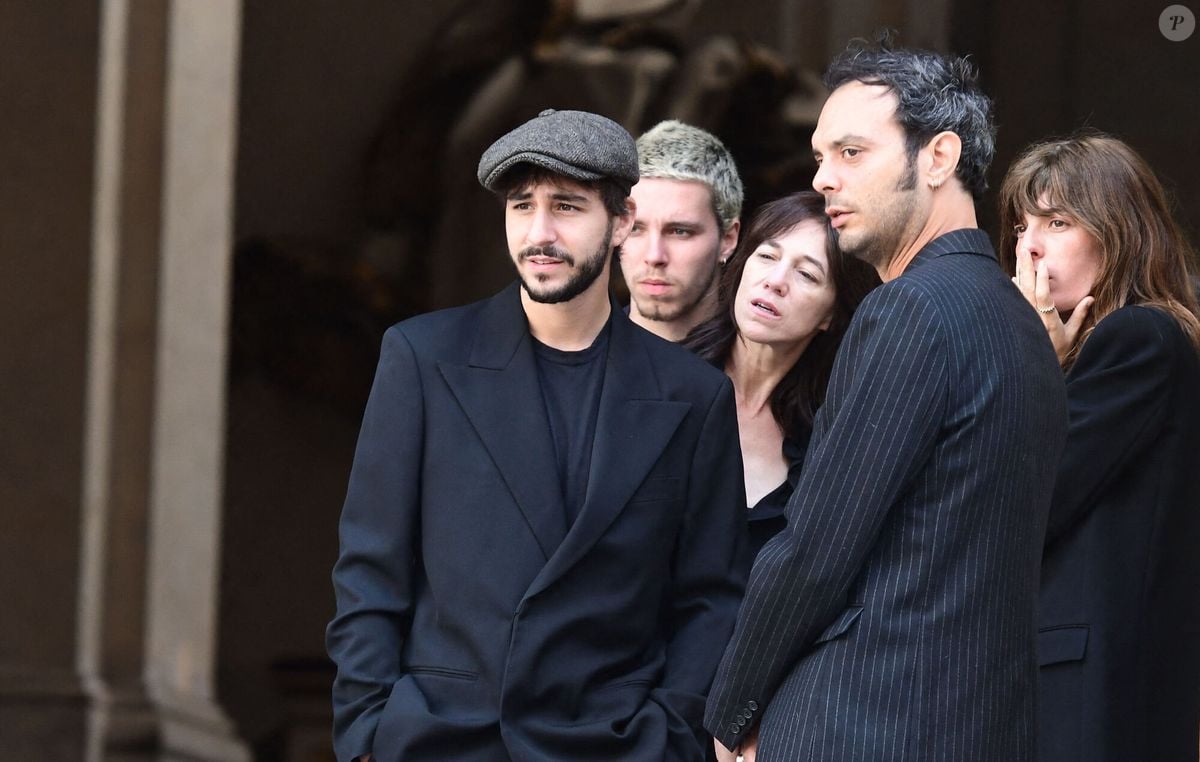 Photo : Marlowe (fils de Lou Doillon), Ben Attal, Charlotte Gainsbourg ...