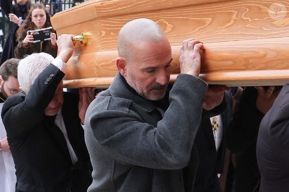 Photo : Stéphane Courbis, fils de R.Courbis porte le cercueil ...