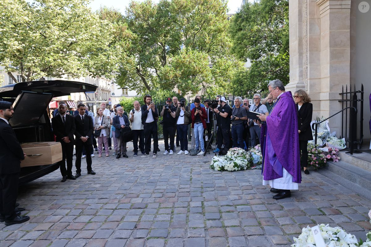 Photo : Ambiance - Arrivées aux obsèques de Philippe Labro en l'église ...