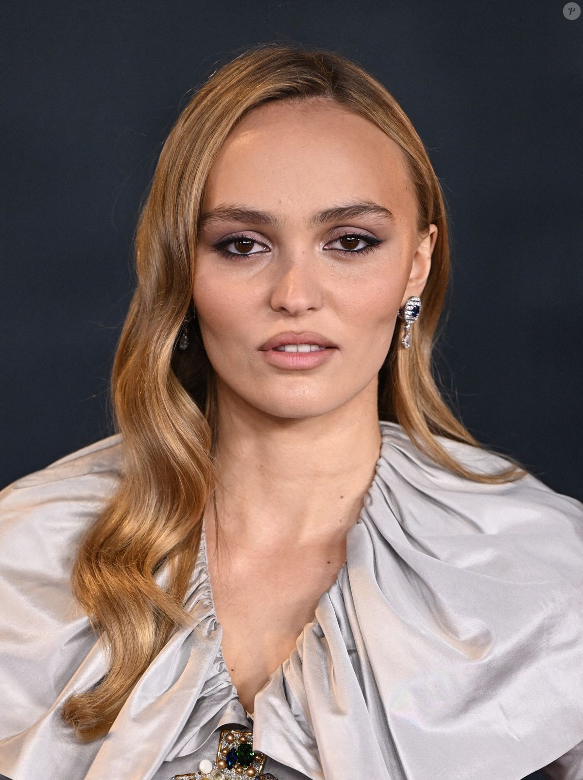 Photo : Lily Rose Depp arrivant à la première britannique de Nosferatu ...