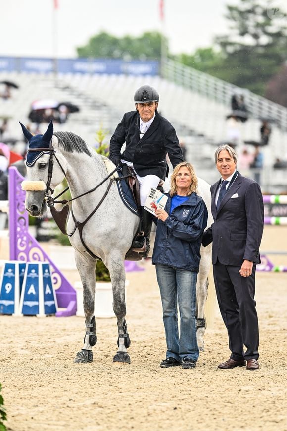 Laeticia Hallyday amoureuse : Son nouveau compagnon de 20 ans son aîné ...