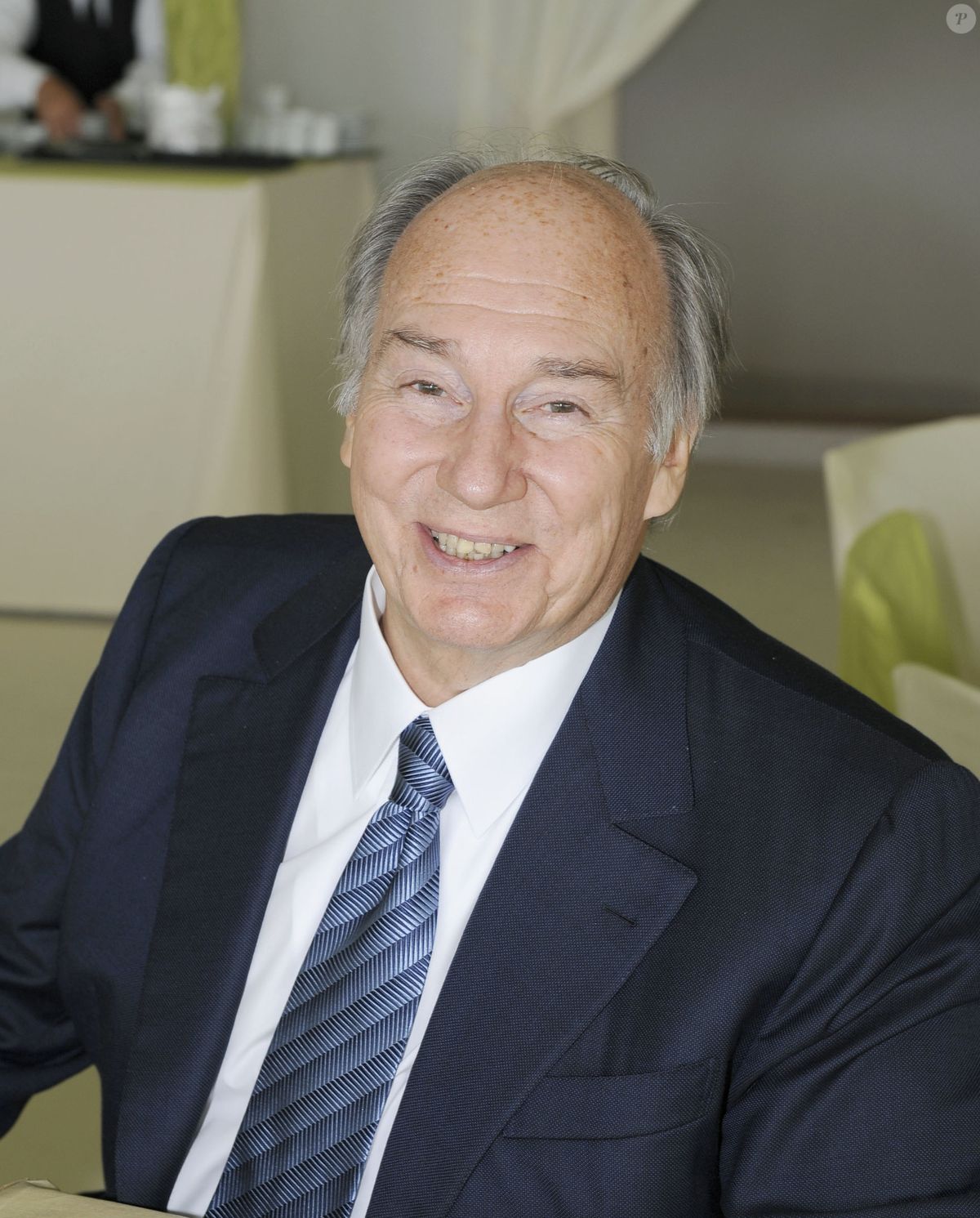 Vidéo : Le philanthrope à la fortune colossale et chef spirituel Aga ...