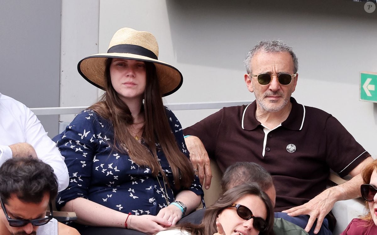 Photo : Elie Semoun et sa compagne Aude (enceinte) dans les tribunes ...