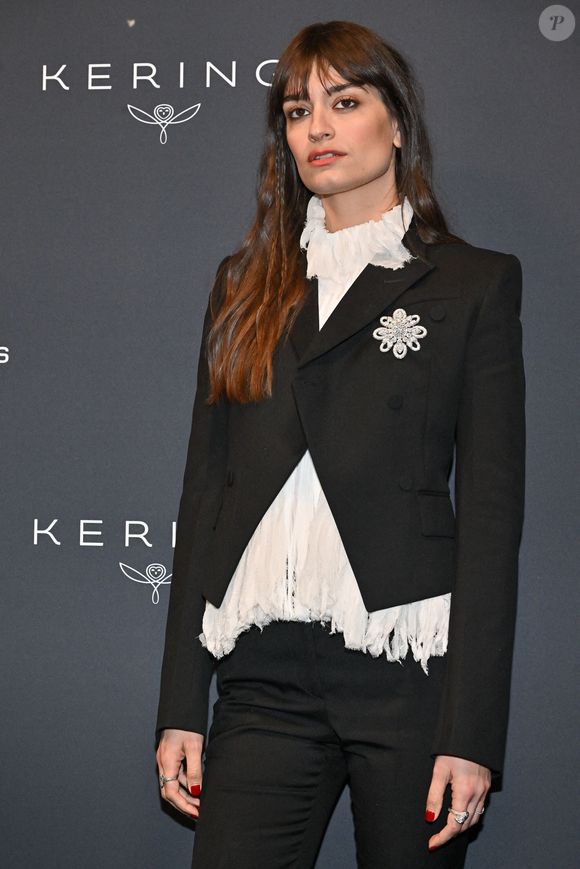 Clara Luciani : plongez dans son appartement parisien, un cocon plein ...