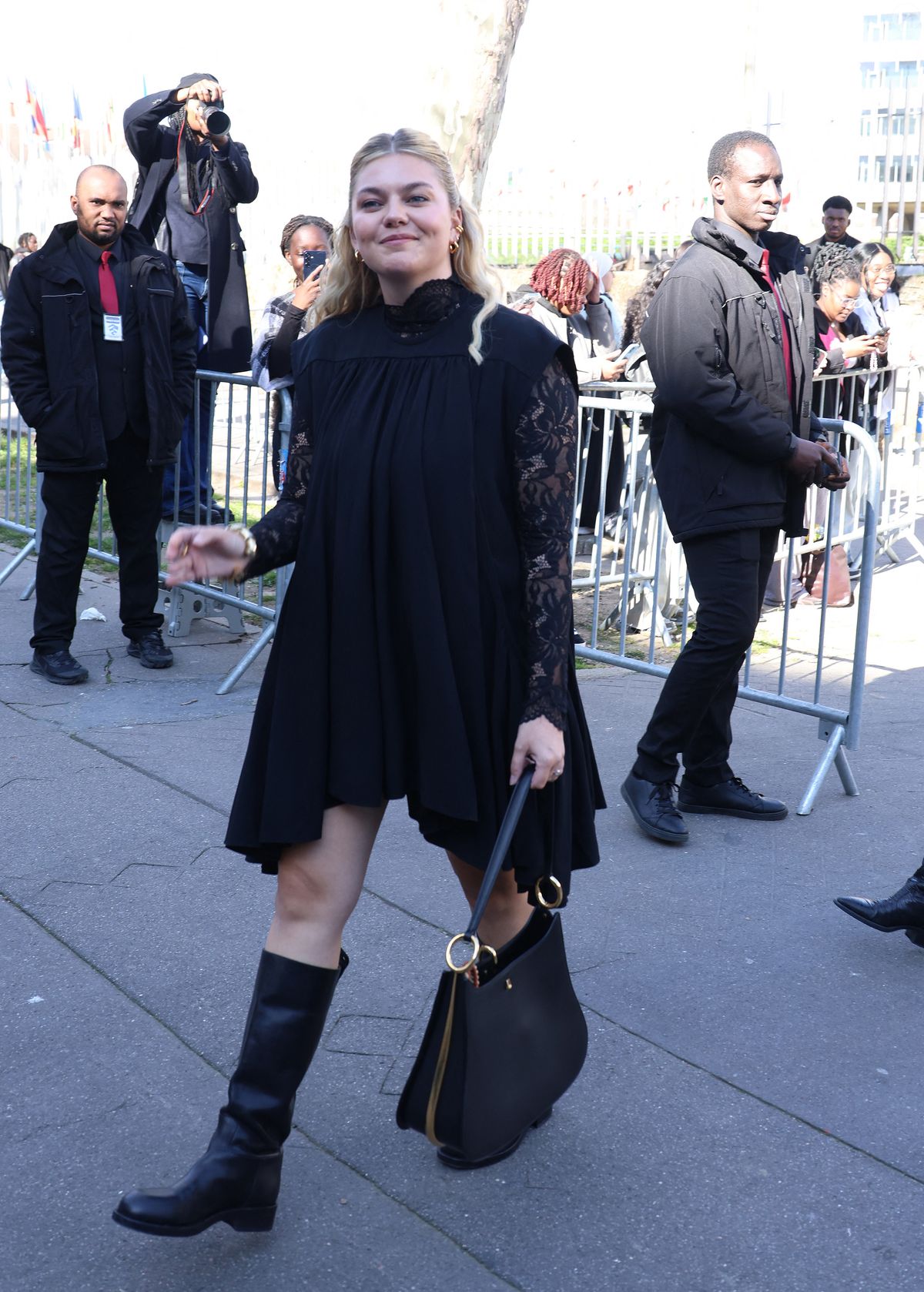 Photo : La chanteuse Louane (Louane Emera) aux arrivées au défilé ...