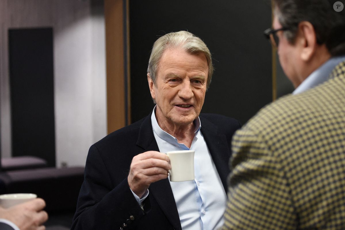 Photo : Bernard Kouchner est interviewé sur RMC/BFM TV à Paris, France ...