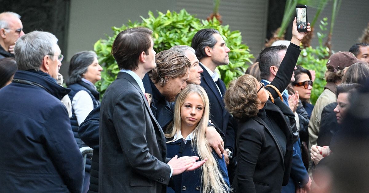 Quelques jours après ses 14 ans, Giulia Sarkozy dans les bras de son père au moment où il quitte ...