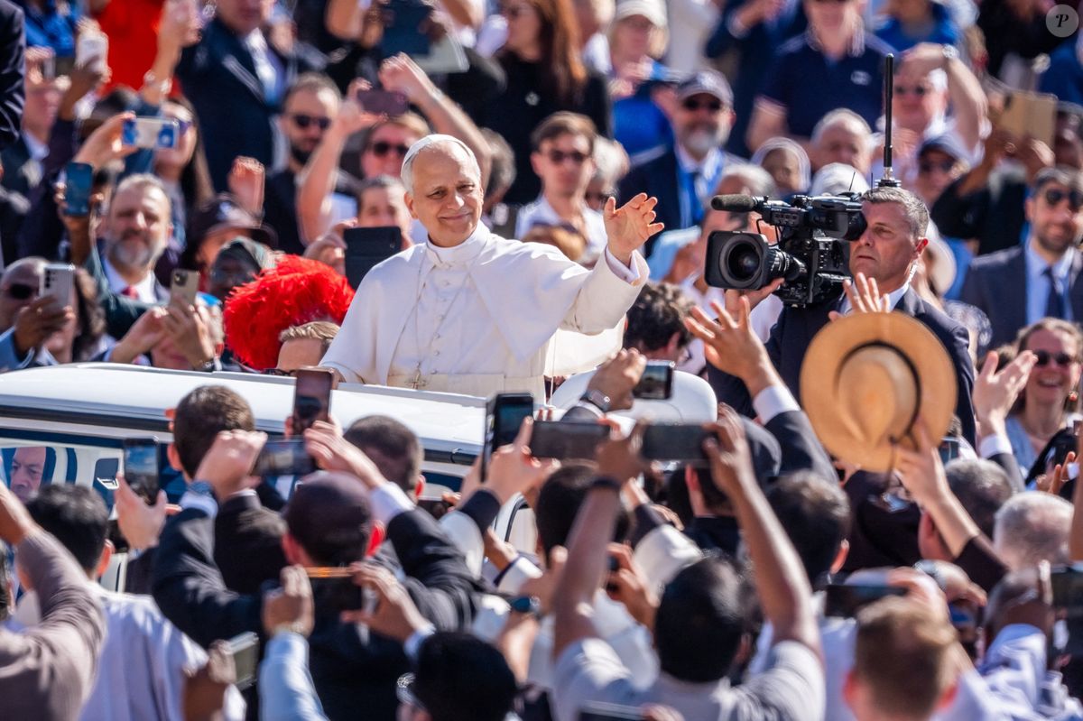 Photo : 18 mai 2025, Vatican, Vatikanstadt : le nouveau pape Léon XIV ...