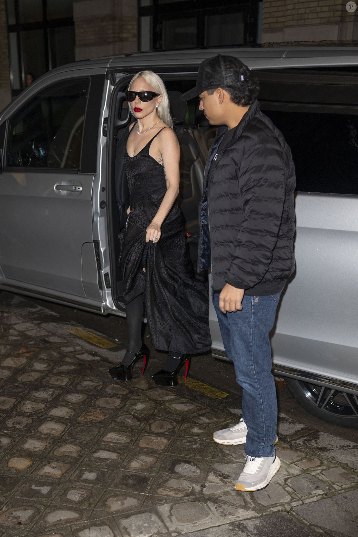 Photo : Sublime dans une robe nuisette en soie noire, assortie à des ...