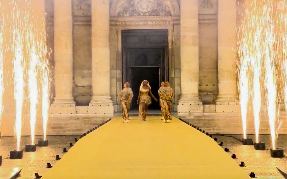 Photo : Aya Nakamura chante lors de la cérémonie d'ouverture des Jeux ...