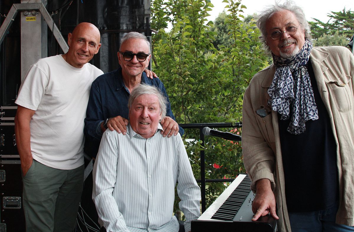 Photo : Sur les mêmes photos, on peut le voir entouré de ses amis de ...