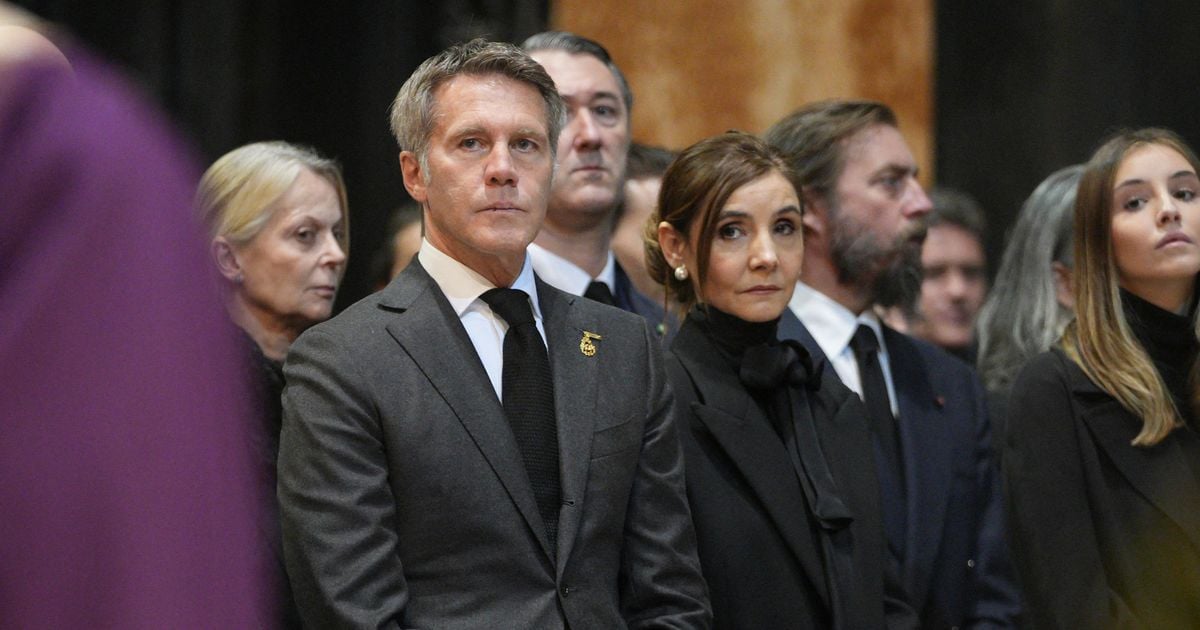 Emmanuel-Philibert de Savoie photographié main dans la main avec une ...