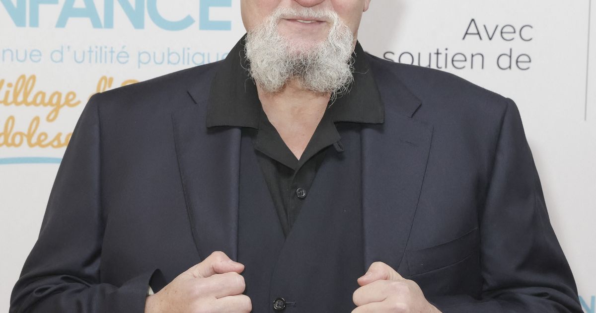 Le chanteur Charlélie Couture révèle avoir été contraint de retirer une ...