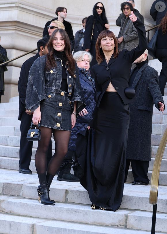 Sophie Marceau apparaît avec sa fille Juliette au défilé Schiaparelli ...
