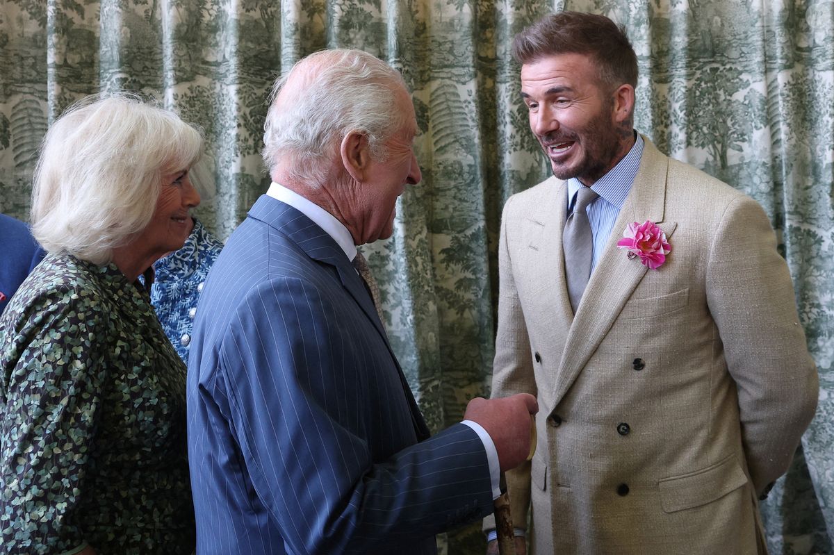 Photo : A savoir un énorme bouquet de roses envoyé par le roi Charles ...