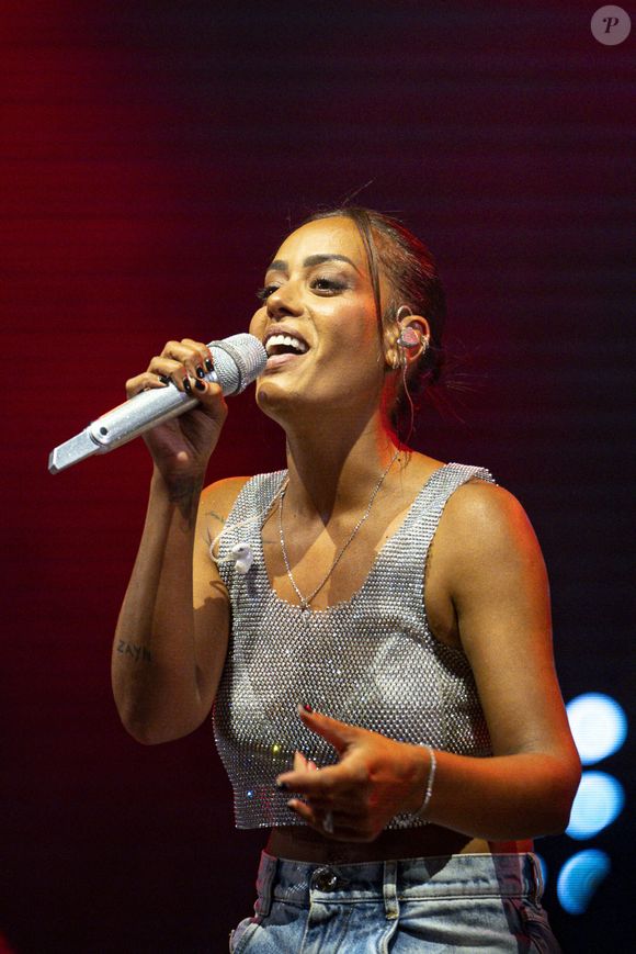 "Je ne vais pas savoir l'éduquer" : Amel Bent se confie sur son fils ...