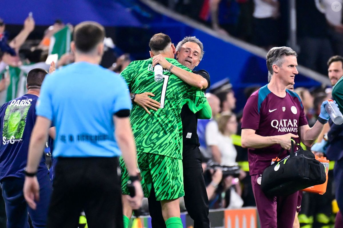 Photo : Luis Enrique Martinez fête la victoire du PSG en finale de la Ligue des champions à la ...