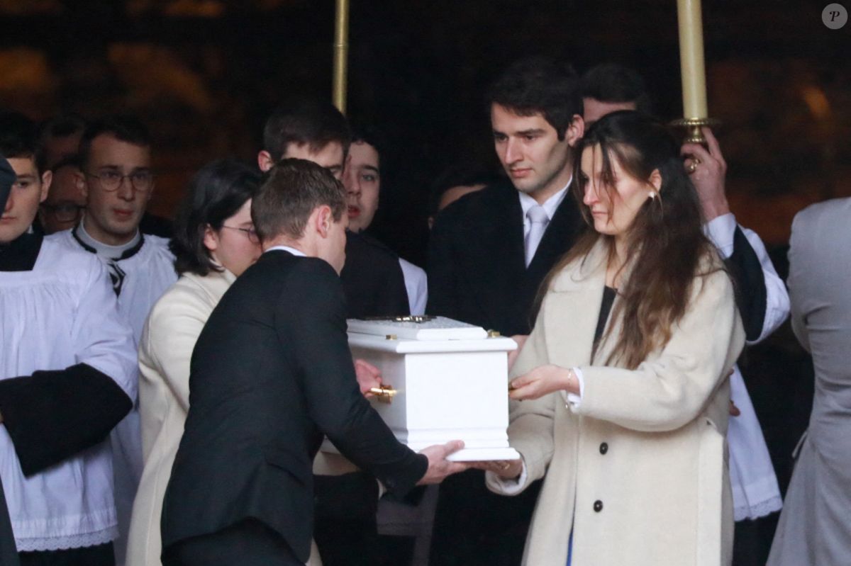 Photo : Les parents de Emile, Marie et Colomban portent le petit ...