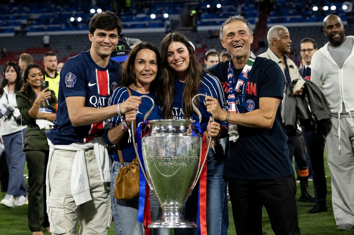 Photo : Luis Enrique célèbre avec sa femme Elena Cullell et ses enfants ...
