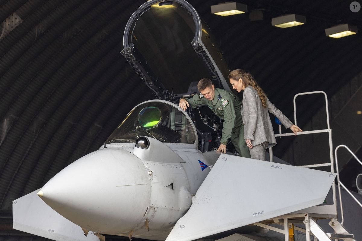 Photo : Ce jeudi 2 octobre, Kate Middleton a visité la Royal Air Force ...