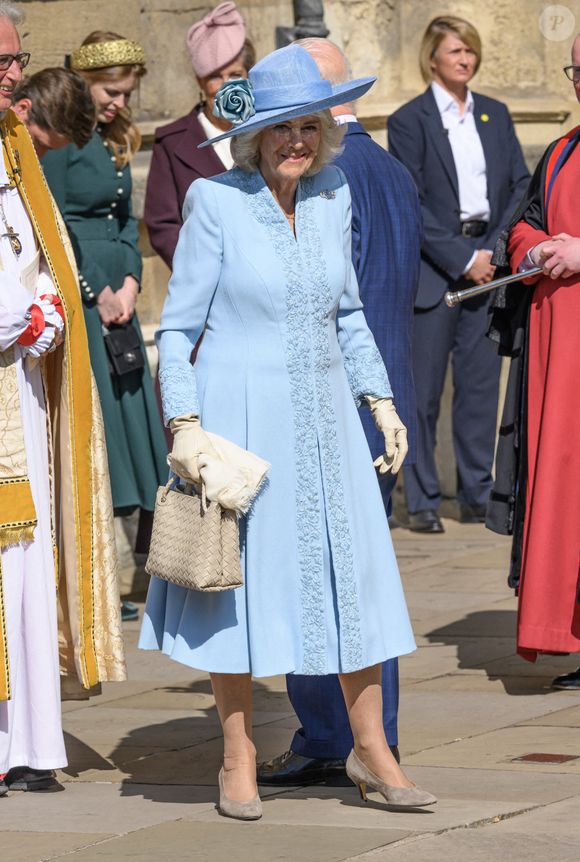 A 77 ans, la reine Camilla s'affiche à la messe de Pâques avec le sac ...