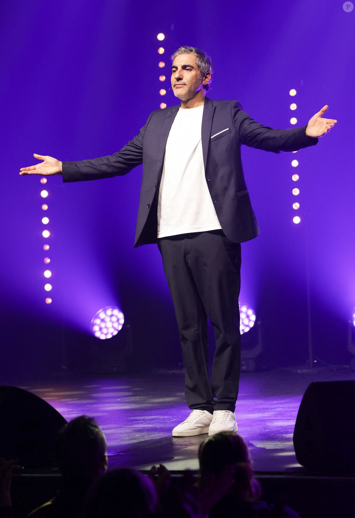 Photo : Ary Abittan sur la scène de la Cigale de Paris avec son ...