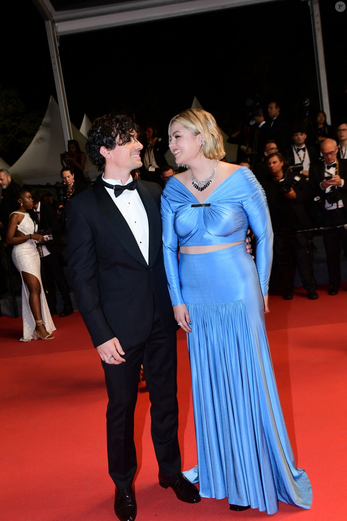 Photo : Florian Rossi et sa compagne Louane à la montée des marches de ...