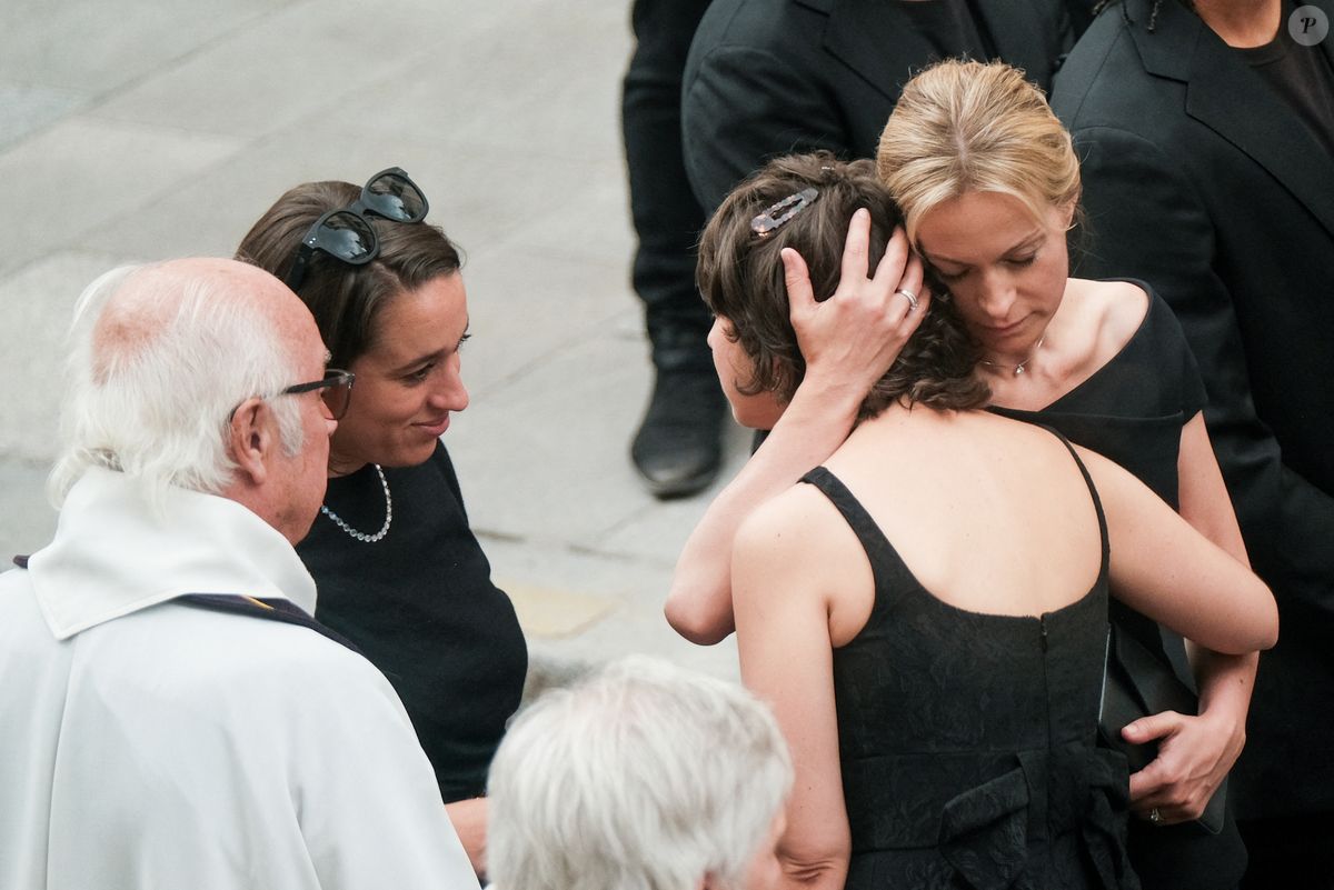 Photo : Audrey Crespo-Mara, Manon Ardisson, Ninon Ardisson à la sortie ...