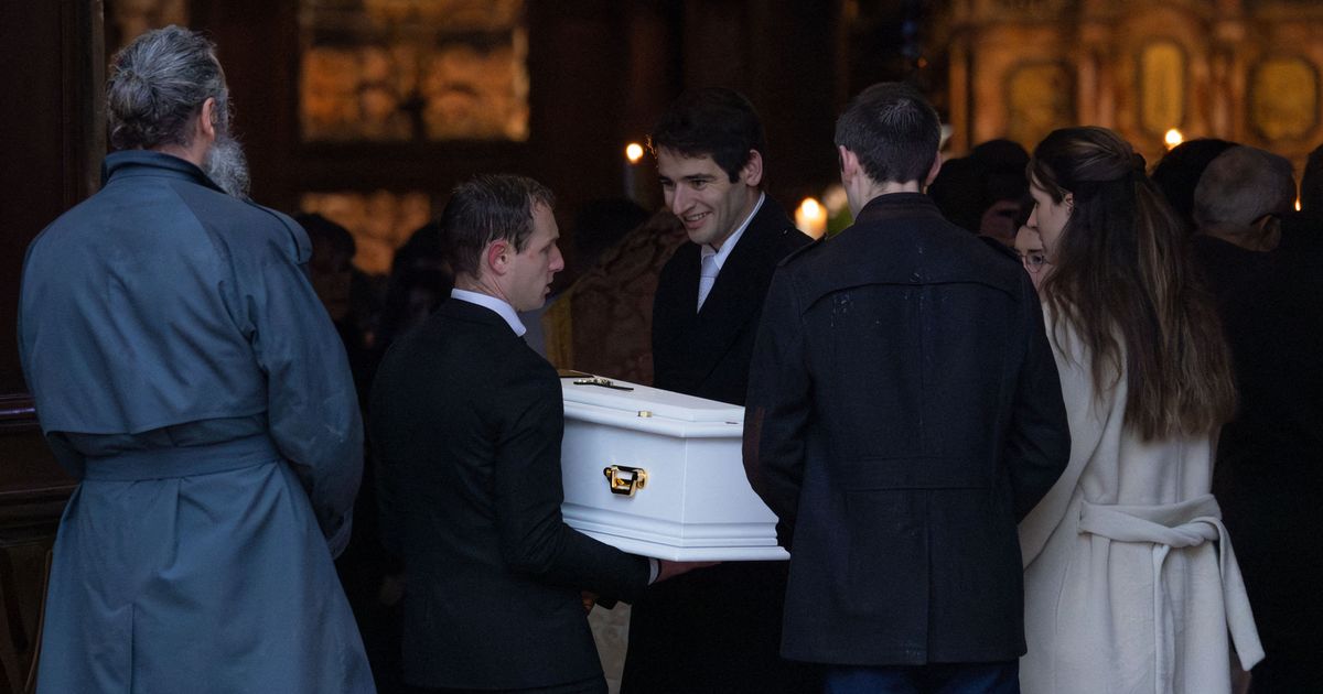 Le petit Emile accueilli et porté par sa famille à l'église, ses ...