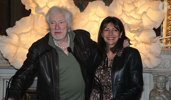 Photo : Hugues Aufray, Anne Hidalgo - Hugues Aufray reçoit la médaille ...
