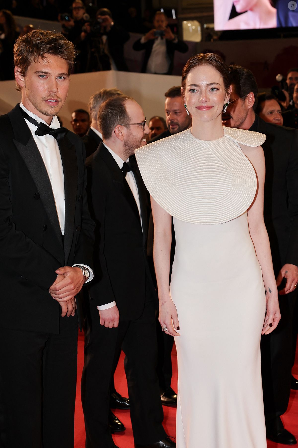 Photo : Austin Butler, Emma Stone - Descente des marches du film ...