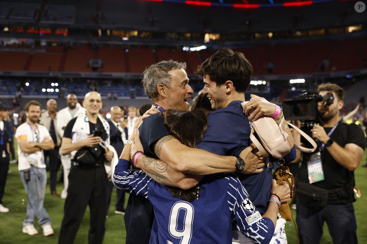 Photo : Luis Enrique célèbre avec sa femme Elena Cullell et ses enfants ...