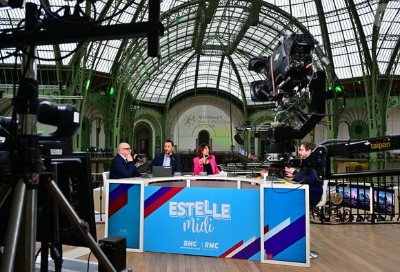 Photo : Estelle Denis présente son émission "Estelle Midi" (RMC) depuis ...