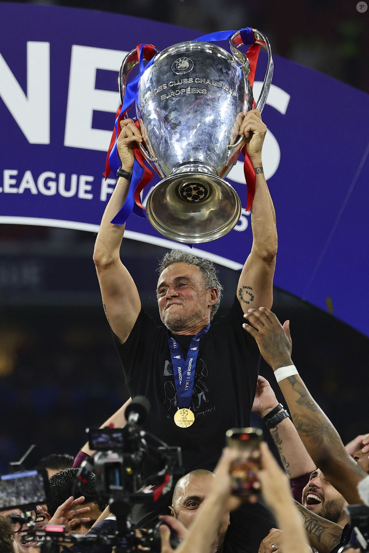 Photo : Luis Enrique Martinez fête la victoire du PSG en finale de la Ligue des champions à la ...