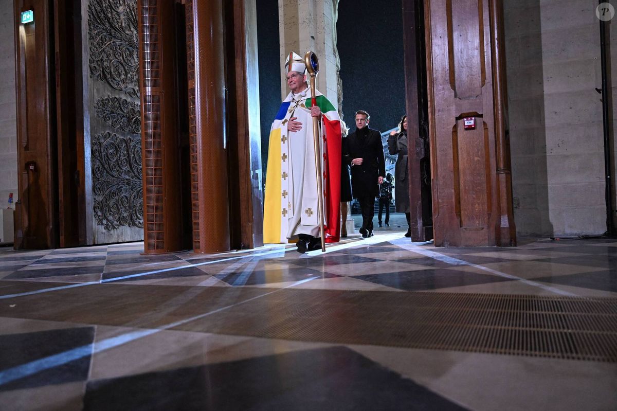 Photo : Mgr Laurent Ulrich, archevêque de Paris et Emmanuel Macron ...