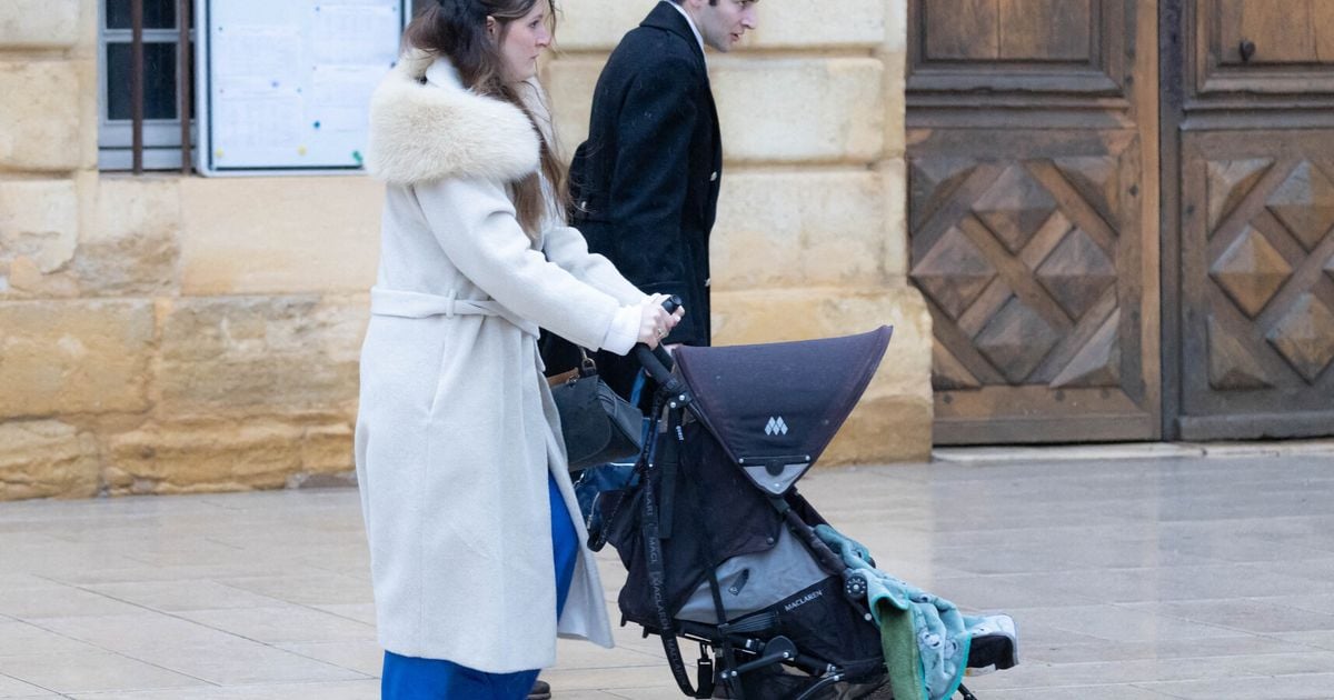 Marie et Colomban, les parents du petit Emile, arrivent avec leurs deux ...