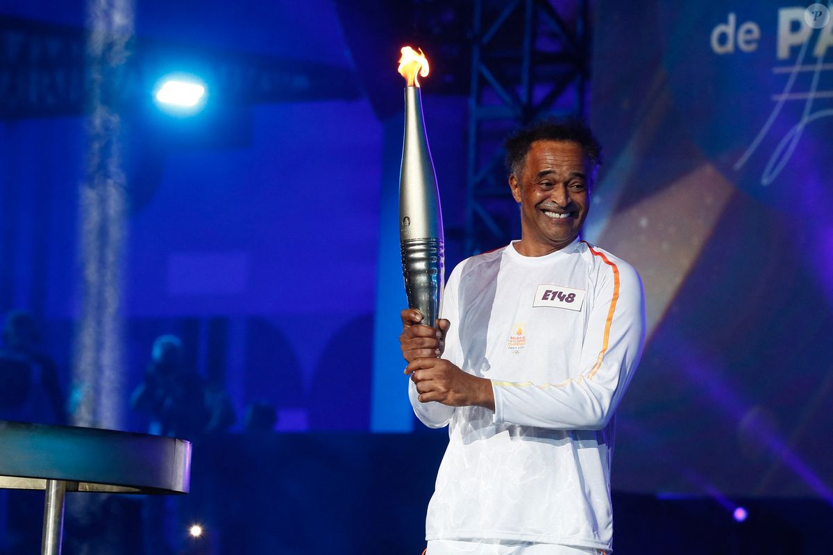 Photo : Yannick Noah - Yannick Noah embrasse le chaudron olympique sur ...