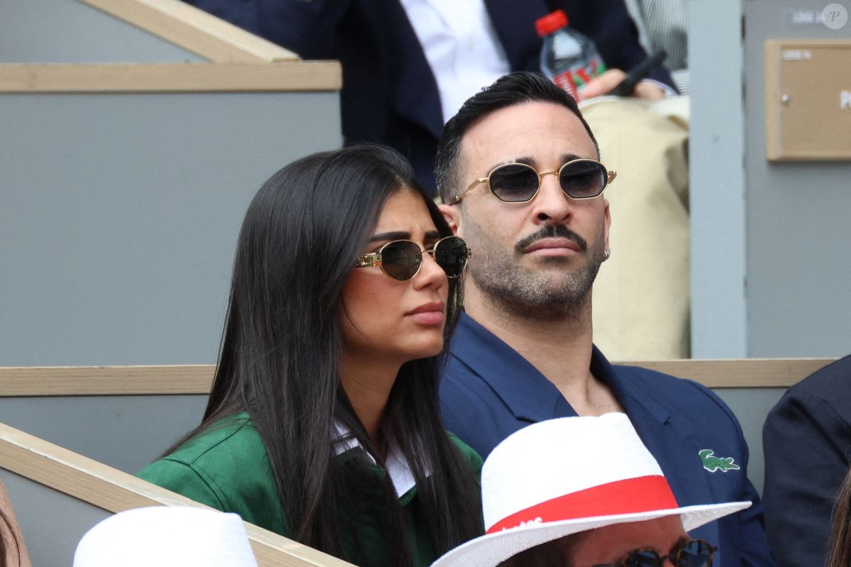 Photo : Louana Franco, Adil Rami en tribune lors des Internationaux de ...