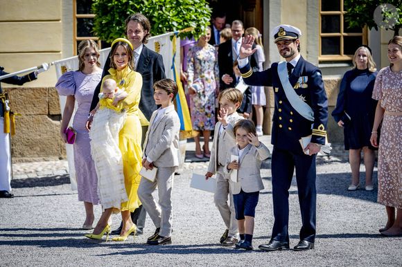 La famille royale de Suède en fête ! La princesse Sofia et le prince Carl Philip ont baptisé ...