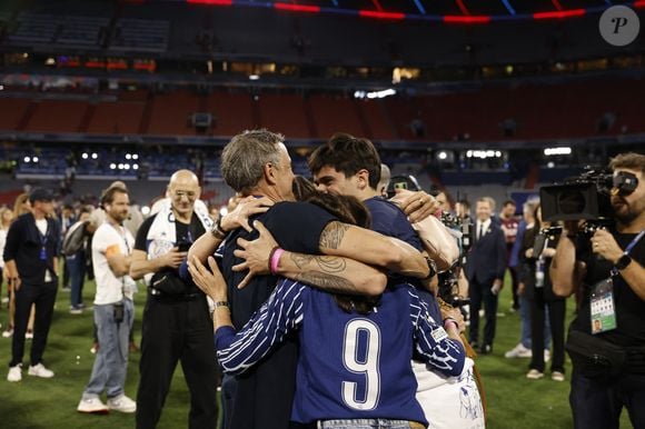 Luis Enrique fête le sacre historique du PSG avec sa femme Elena et ...