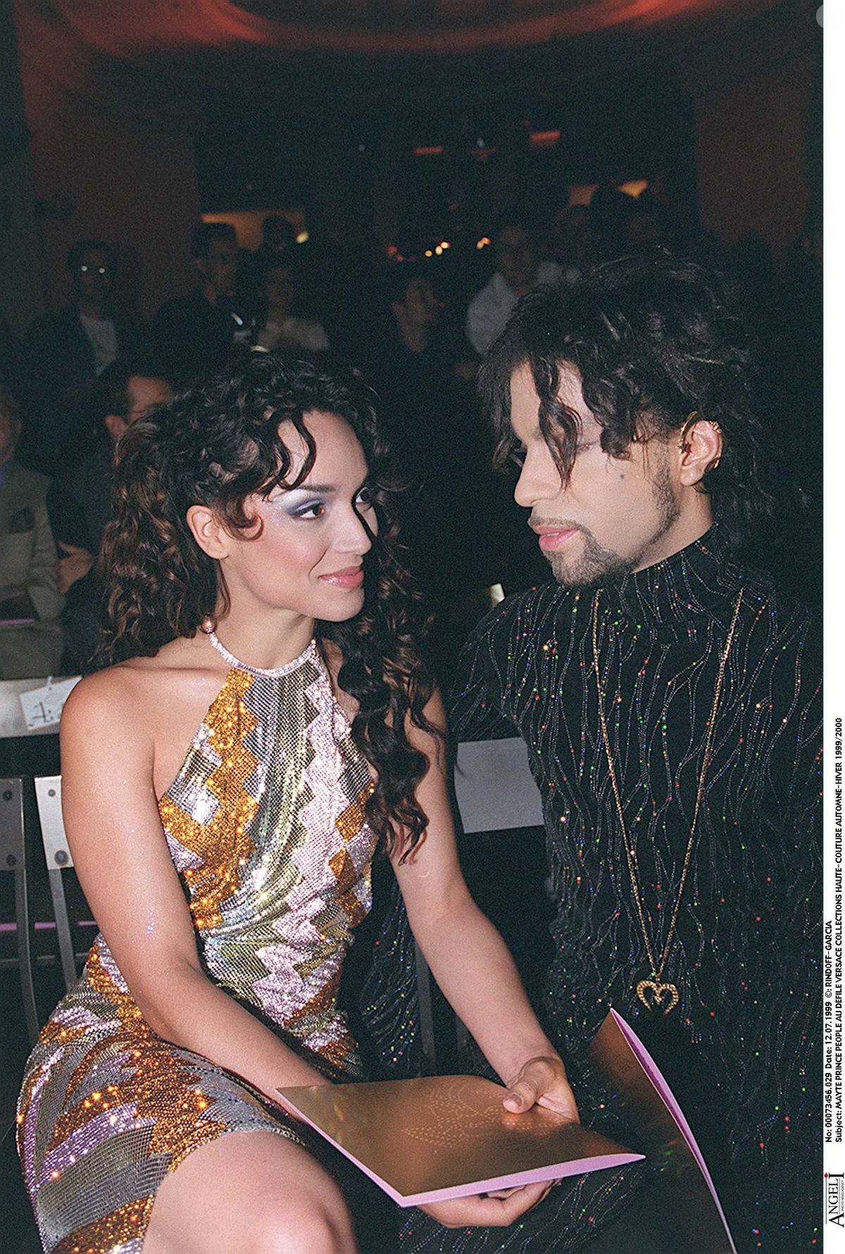 Photo : Prince et Mayte Garcia au défilé Versace de Paris en 1999 ...