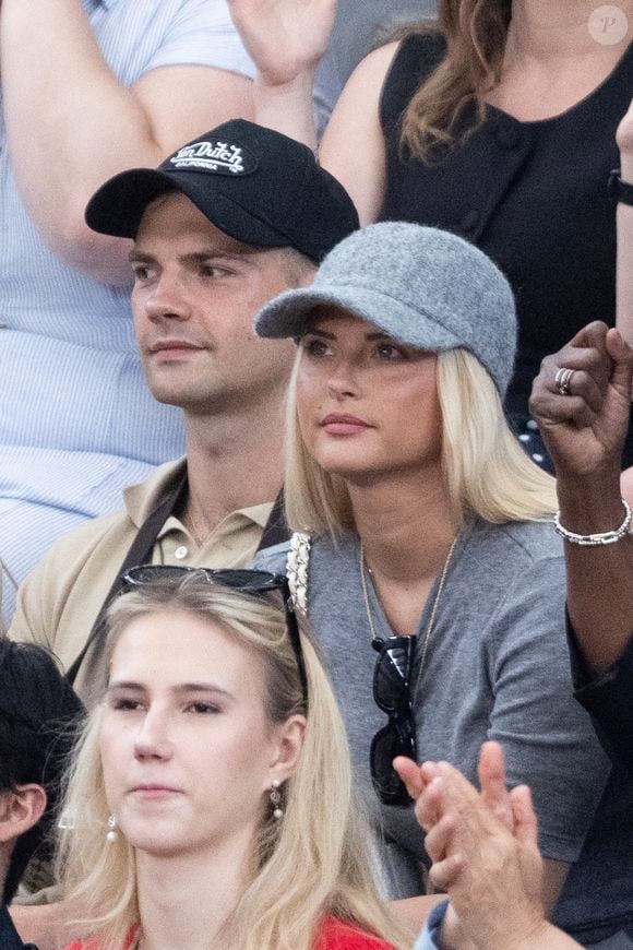 Kelly Vedovelli en sortie de couple dans un lieu emblématique ? L’identité de l’homme qui l ...