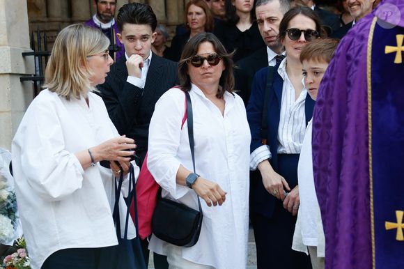 Alexandra et Clarisse, les filles de Philippe Labro, se serrent les ...