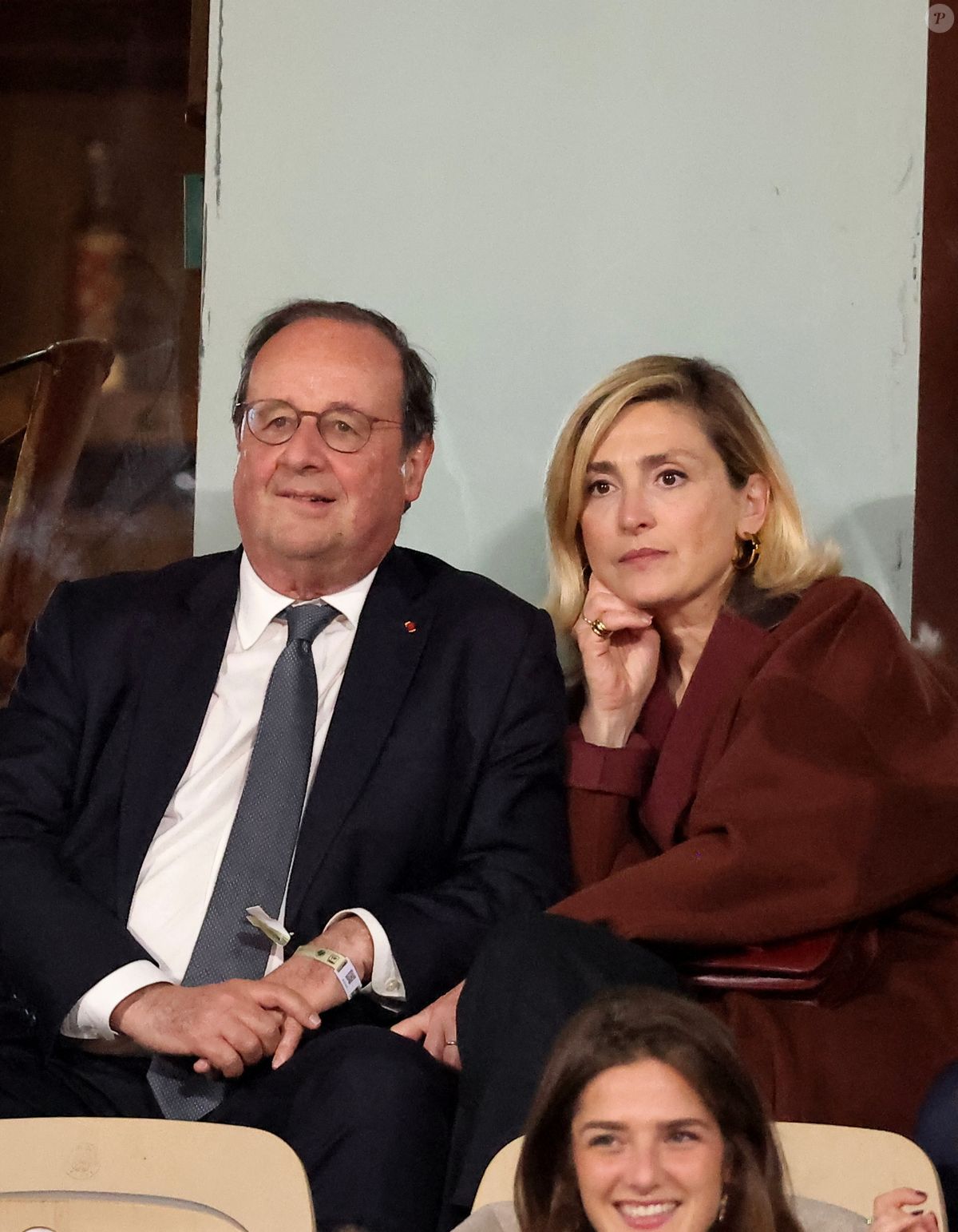 Photo : François Hollande et sa femme Julie Gayet assistent au match ...