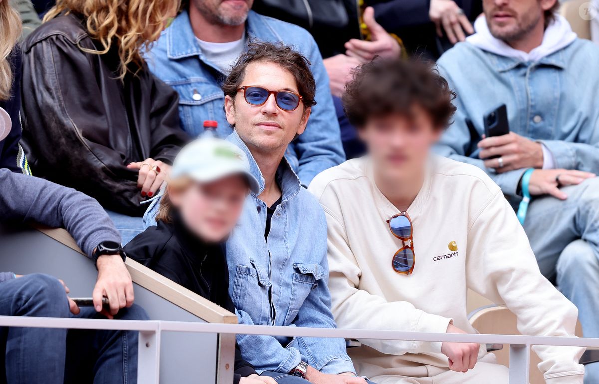 Photo : Le chanteur Raphaël et ses enfants dans les tribunes lors des ...