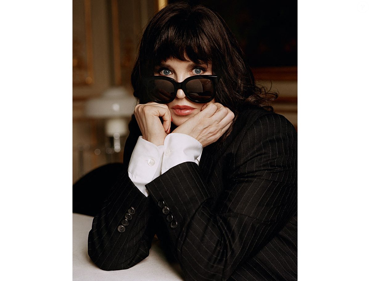 Photo : Isabelle Adjani - Campagne AMI Paris Automne/Hiver 2022. Les ...