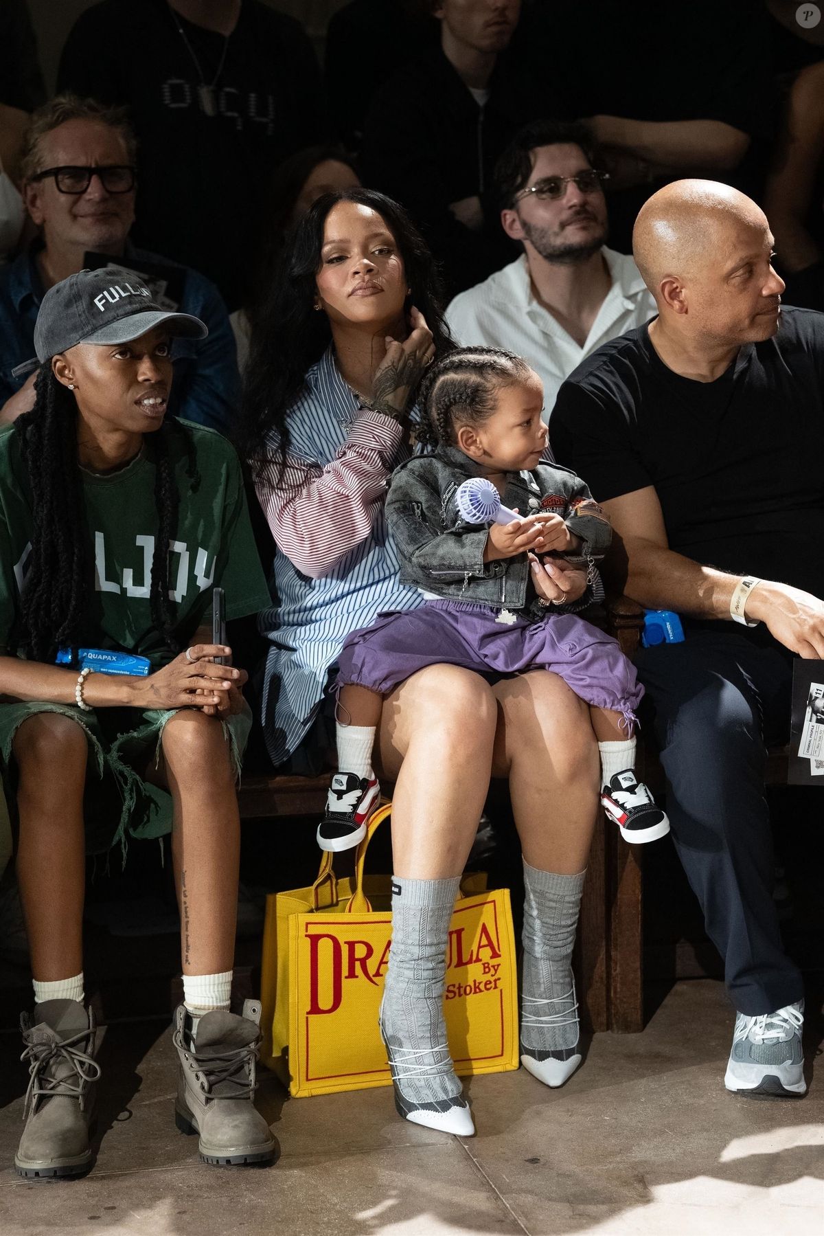 Photo : Rihanna en Front Row du défilé AWGE "Collection Homme Prêt-à ...